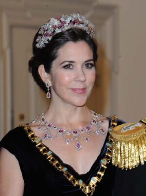 The Court Jeweller Reveals the History Behind Her Favorite Royal Tiaras ...